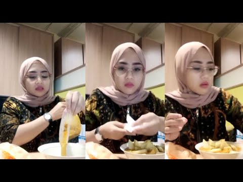 Bunda Tembem Sedang Sarapan Lontong...