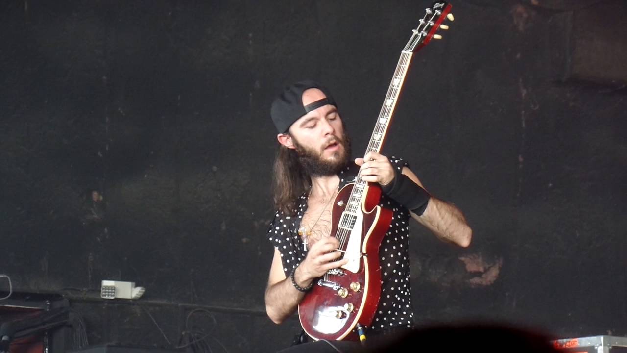 Adelitas Way - Invincible (Live 2016) - YouTube