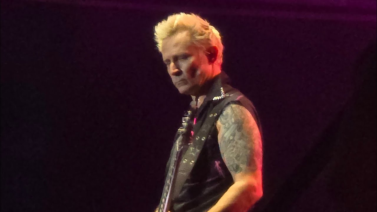 Revolution Radio- Green Day| ENGIE Stadium, Sydney (3/03/2025) - YouTube