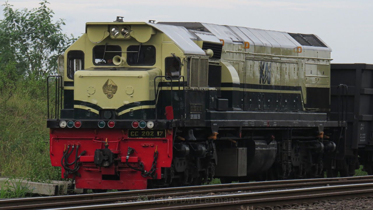 MELIHAT DARI DEKAT LOKOMOTIF VINTAGE CC 202 - YouTube