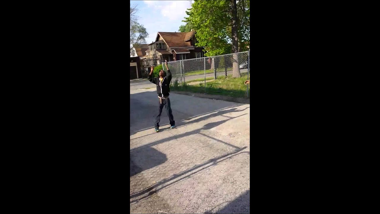 Chicago police officer playing street basketball with kid - YouTube
