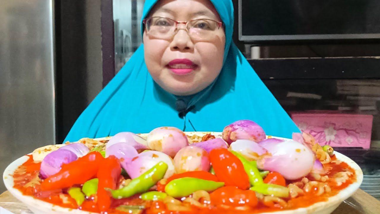 mukbang yang lagi viral mie samyang Korea pake telor bawang merah toping cabe rawit merah ijo ...