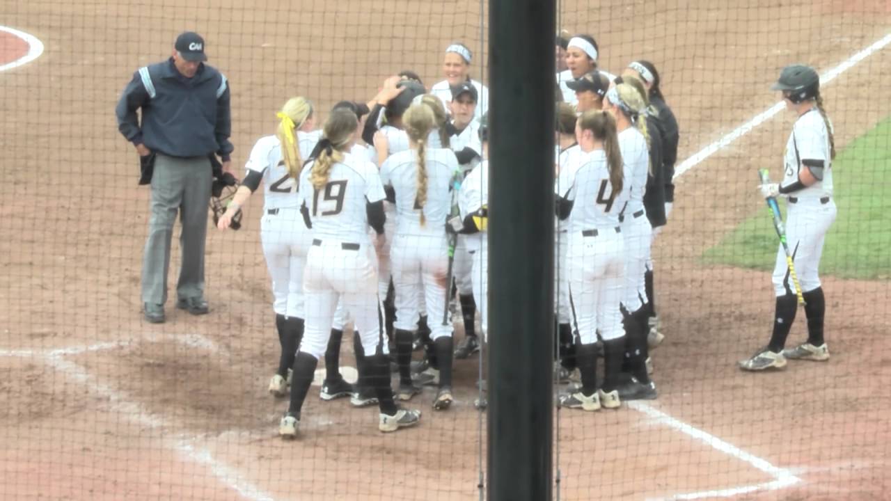 Towson Softball splits doubleheader with Delaware - YouTube