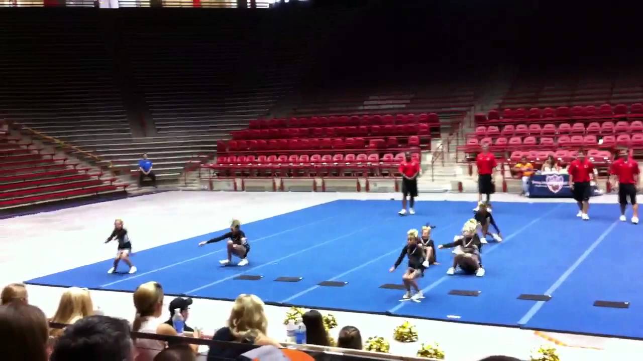 Alyssa cheer - YouTube