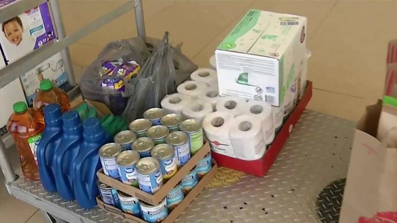 Food drive held for federal workers at OIA - YouTube