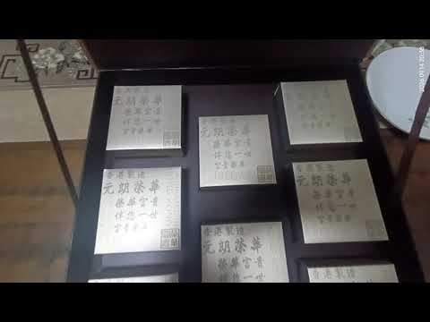 Wing Wah Mooncakes Deluxe Assorted Gold Box 8 pieces 