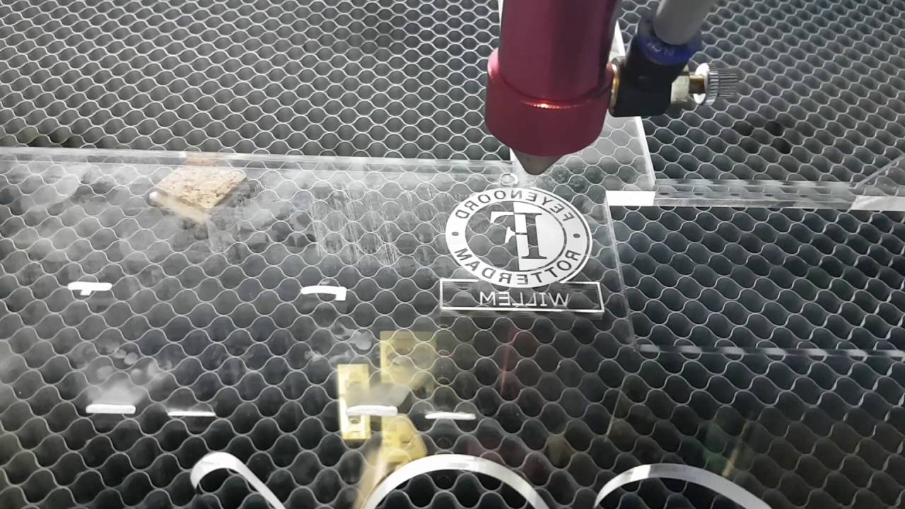 Feyenoord Sleutelhanger gesneden van Acrylaat met Laser - YouTube