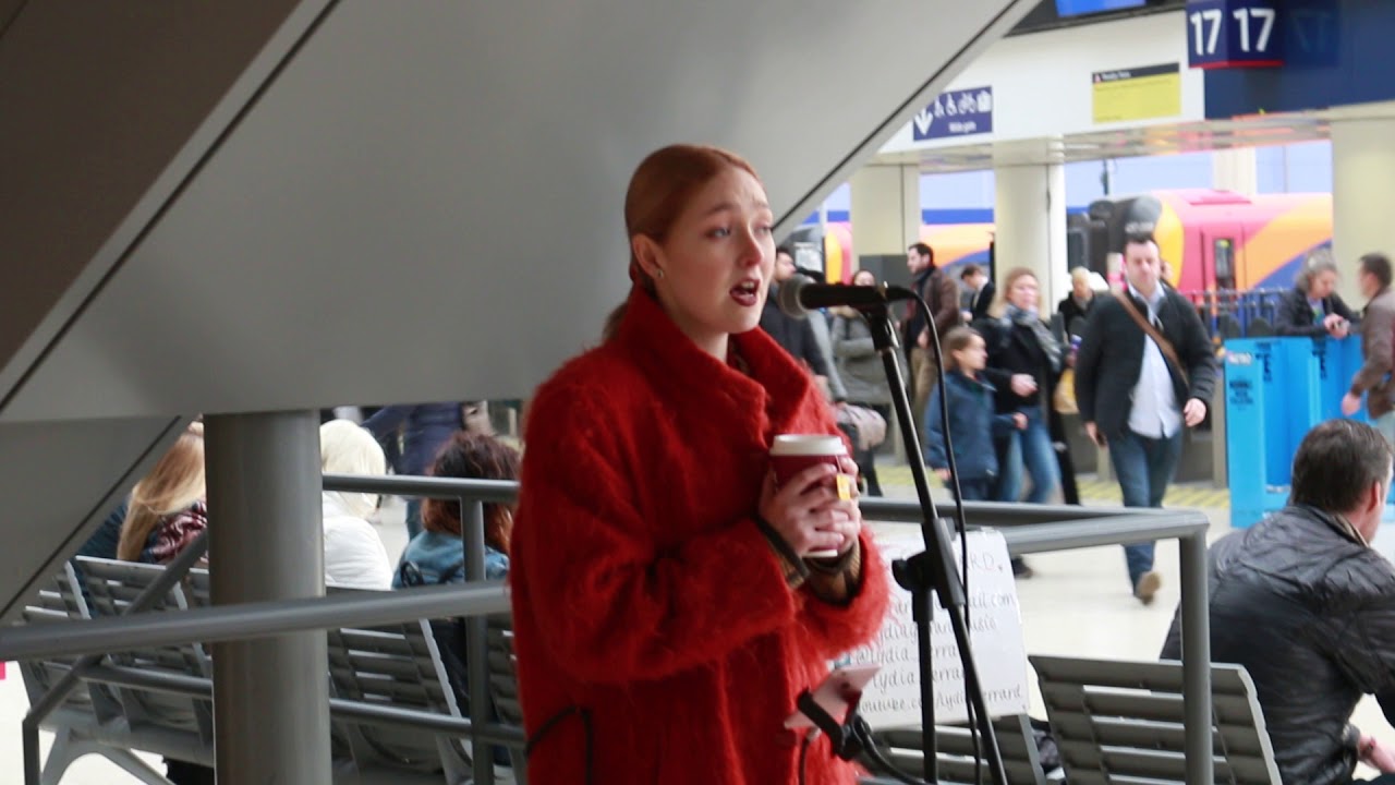 Lydia Gerrard singing at Waterloo Station - YouTube