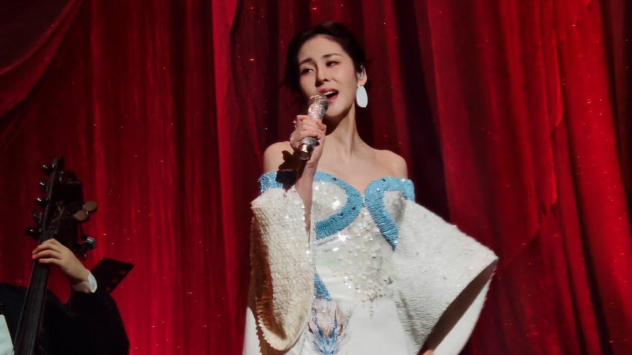 《你》张碧晨 新加坡「爱的史诗」2025演唱会直拍 Diamond Zhang Bi Chen Singapore Concert - YouTube