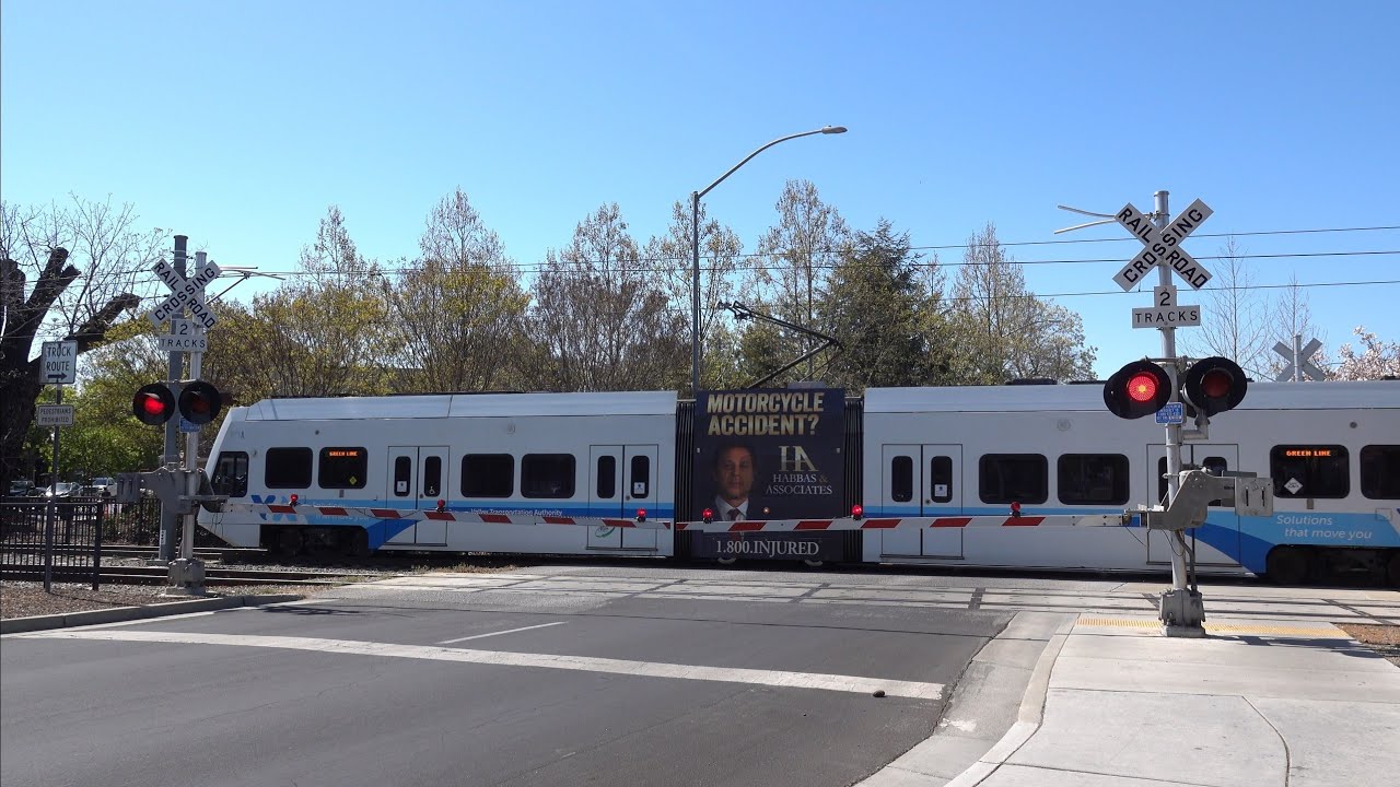 VTA 933 Green Line Light Rail South, Civic Center Dr. Railroad Crossing ...