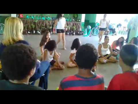 As meninas dos 7 e 8 dançando