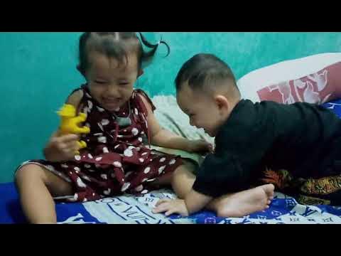 KAKAK ADIK BERMAIN BERSAMA - YouTube