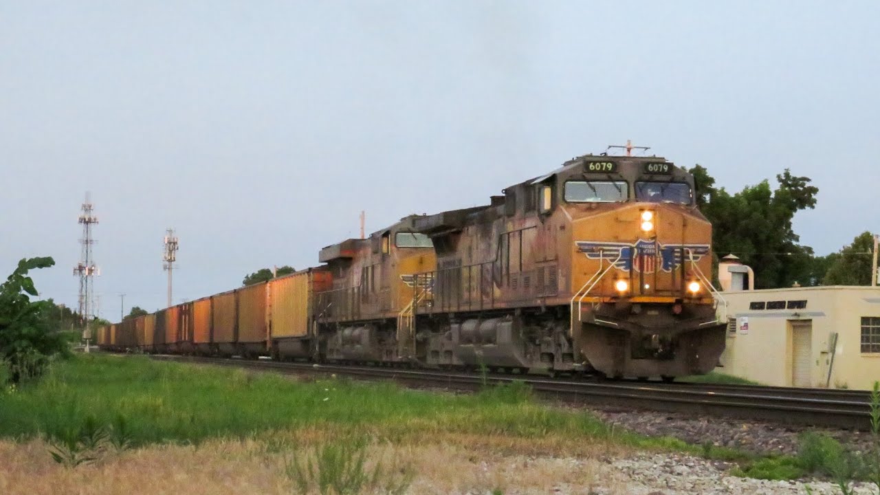 UP 6079 leads Westons past 73rd Street on the Union Pacific Milwaukee Subdivision|7/22/23 - YouTube