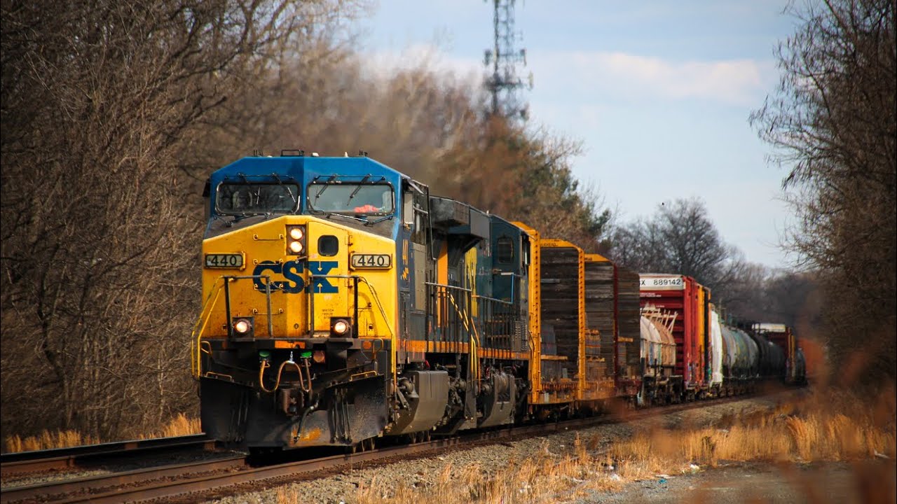CSX 440 CW44AC (YN2) leads CSX M301 through south Plainfield - YouTube