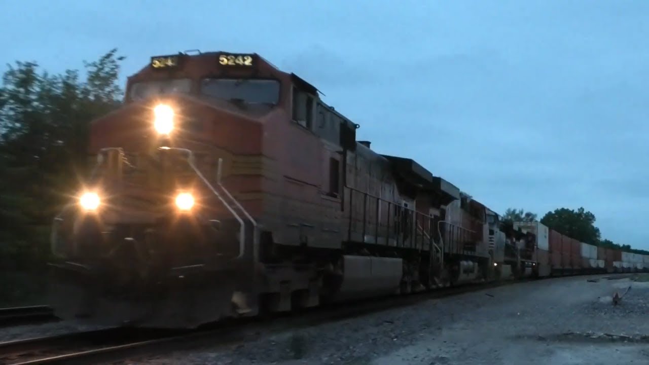 BNSF 5242 East in East Galesburg, IL 7/26/22 - YouTube
