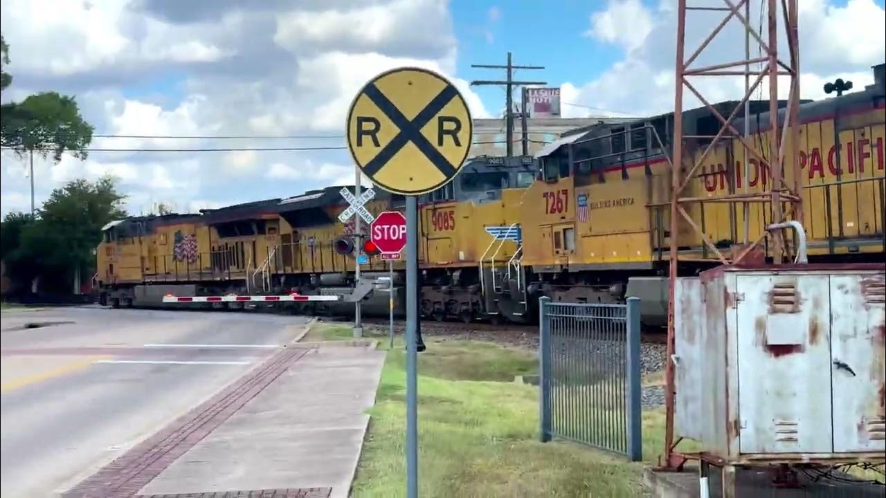 UP 7053 (AC4460CW) leads CAOWE 20 on the Navasota Sub - Bryan, TX - YouTube