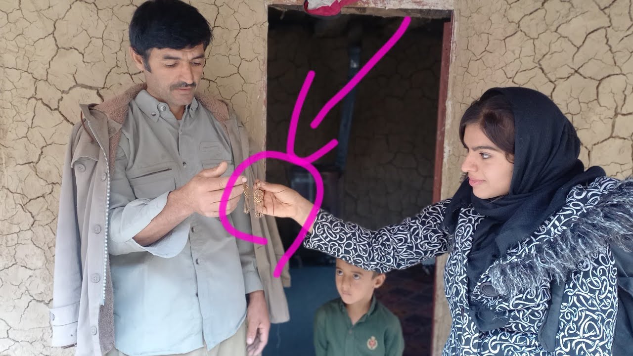 Hakime is lost in the scary desert and is helped by a man in a hut ...