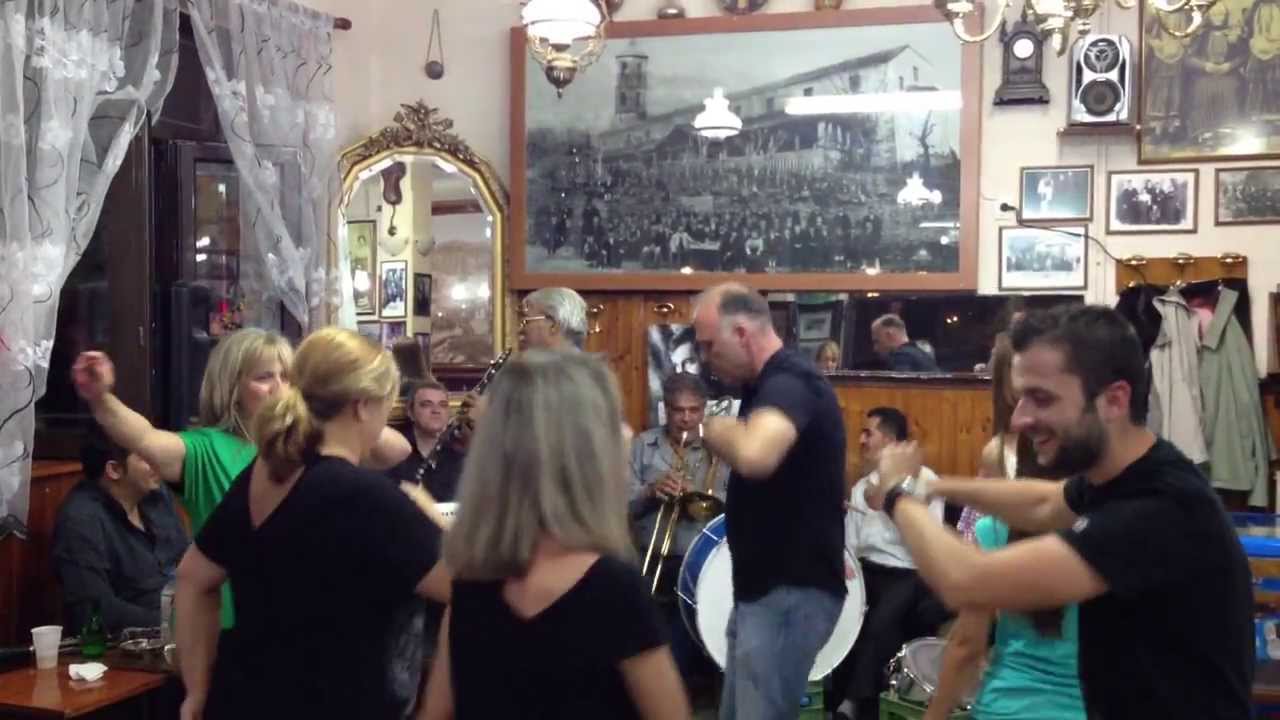 Γλεντι στο καφενείο - YouTube