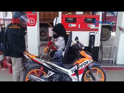 Intip Karyawan SPBU di Sidrap Pakai Baju Adat Layani Pembeli