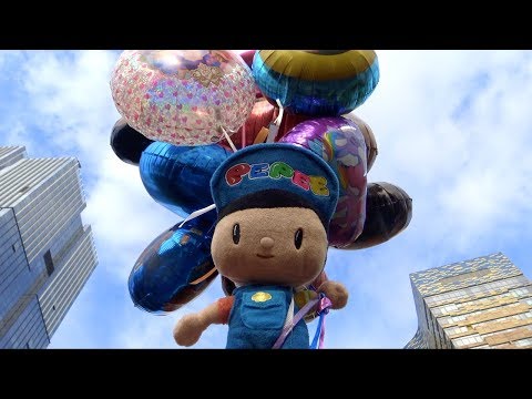 Pepee uçan balon ile uçuyor. Pepee uçuyor ve Pepee şarkı söylüyor  balonlar ile Pepe