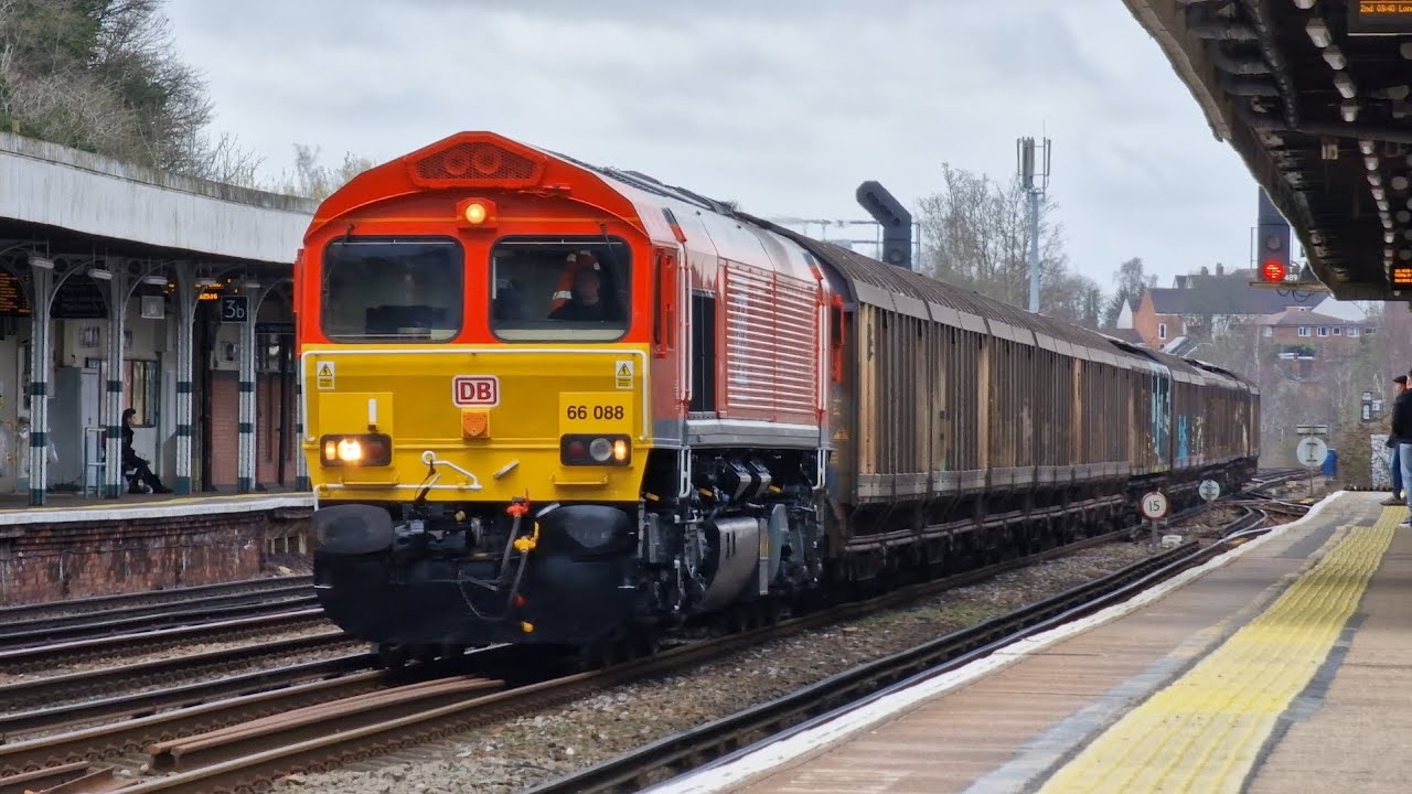 Heavy hauled DB Cargo 66088 - RfD Channel Tunnel Intermoda to Daventry ...