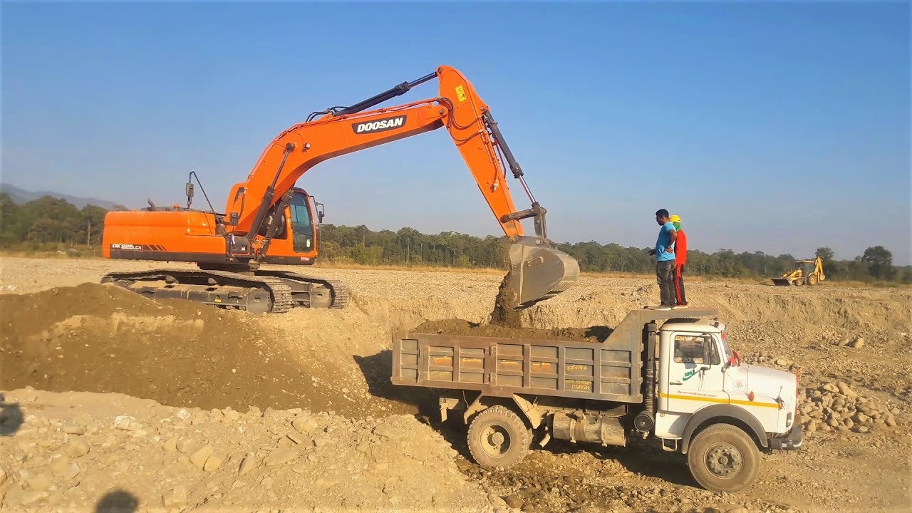DOOSAN EXCAVATOR AMAZING WORK ON SANDY PLACE - EXCAVATOR LOADING GRAVEL ...