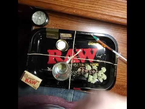 How to Roll a Tarantula Leg Joint with THC Oil & Kief - YouTube