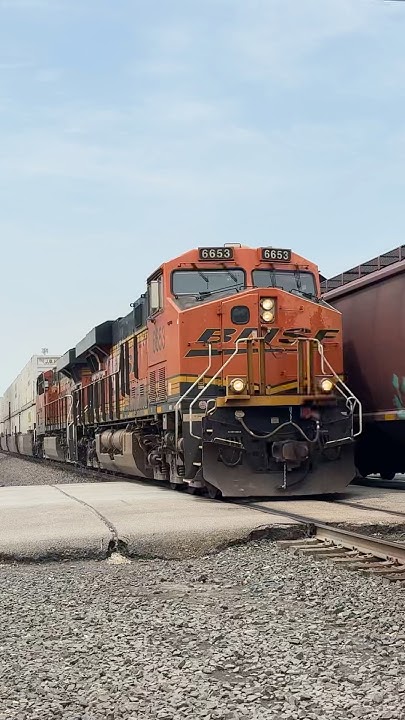 BNSF 6653 rolls a intermodal past Pine Junction - YouTube