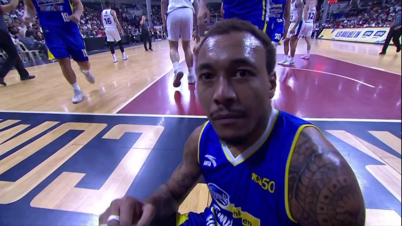 Calvin Abueva GETS TO Jack Corpuz’s NERVES in 3Q 😅 | PBA Season 49 ...