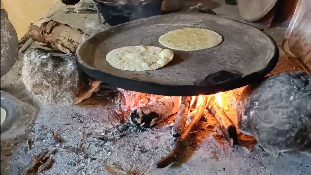Cocinando en comal de barro y a la leña - YouTube