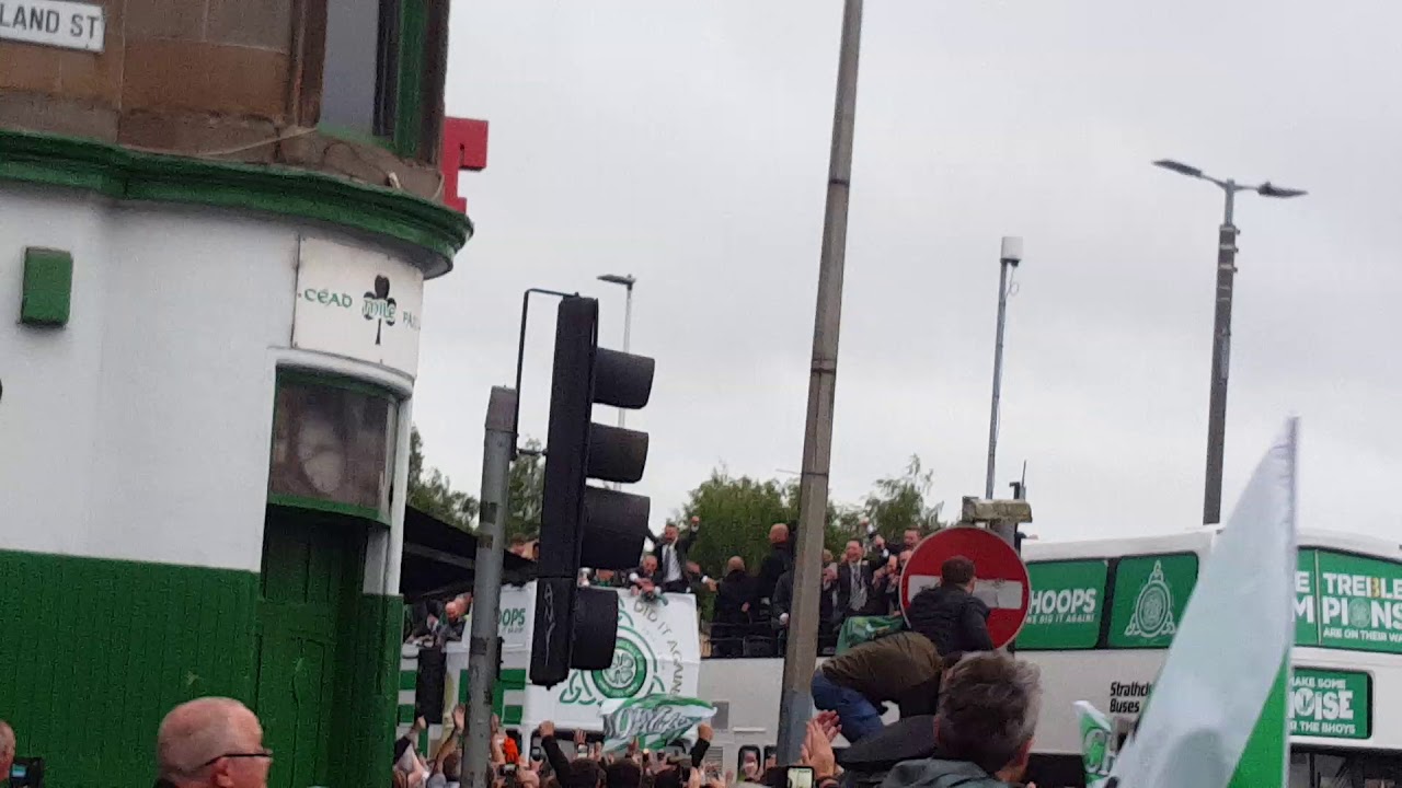 Celtic 2 Hearts 1 bus parade - YouTube