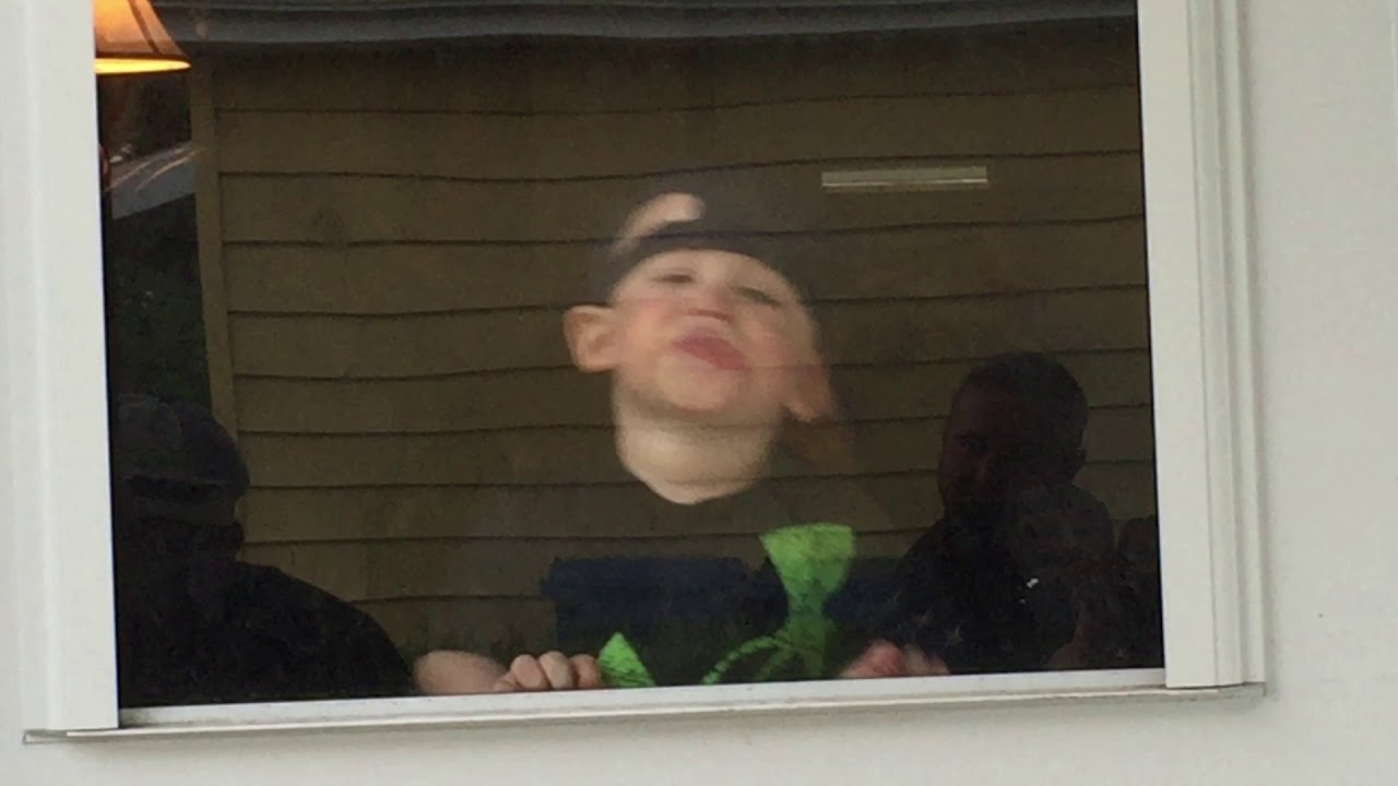 Kid licks window - YouTube
