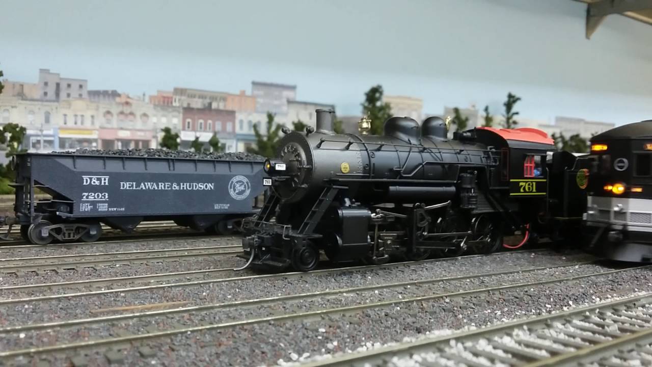 Southern Pacific 4292 taking over Western Maryland 761's train. - YouTube