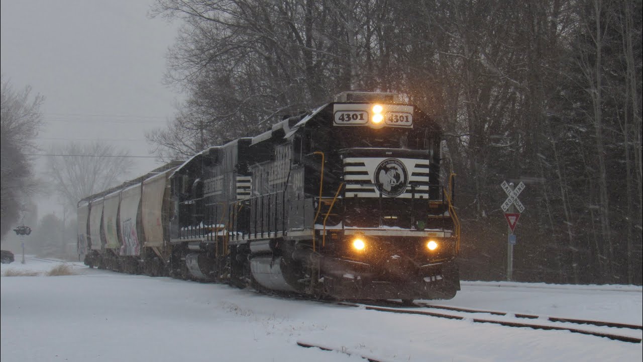 LSRC 4301 and LSRC 301 Lead Train 326S Out of Alpena During a Snowfall ...