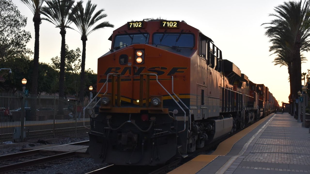 3/23/2022 Railfanning Fullerton Feat. ACe, Surfliners, Metrolink, AMTK 68, BNSF 7102 w/ P5 ...