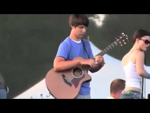 Bu çocuk çılgınca gitar çalıyor