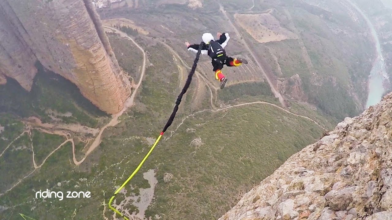 Immersion avec les Pyrenaline, les acrobates du vide ! - YouTube