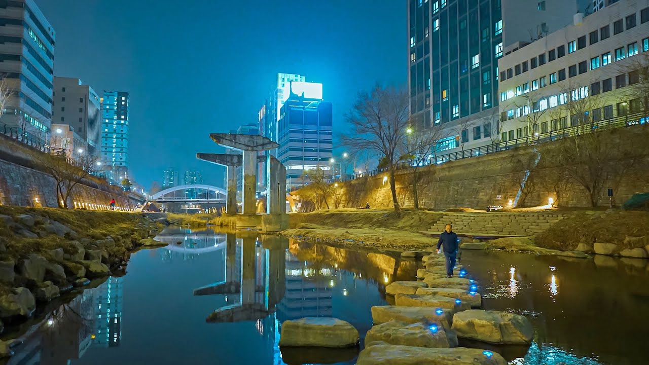 Seoul Night Walk 4K - Hot place Starbucks in Gyeongdong Market ...