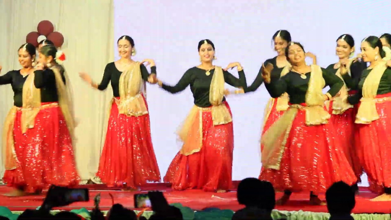Dolphinz Edachira Kakkanad Annual Day 2020 , Mom's Dance - YouTube