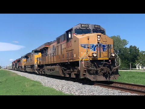 UP 8013 Leads a Southbound MWTSA through Bartlett Tx - YouTube