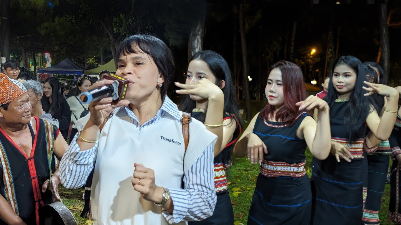 Nghệ nhân Jrai và gái xinh Bah Nar huyện Đăk Đoa gọi nhau lên nương rẫy ...