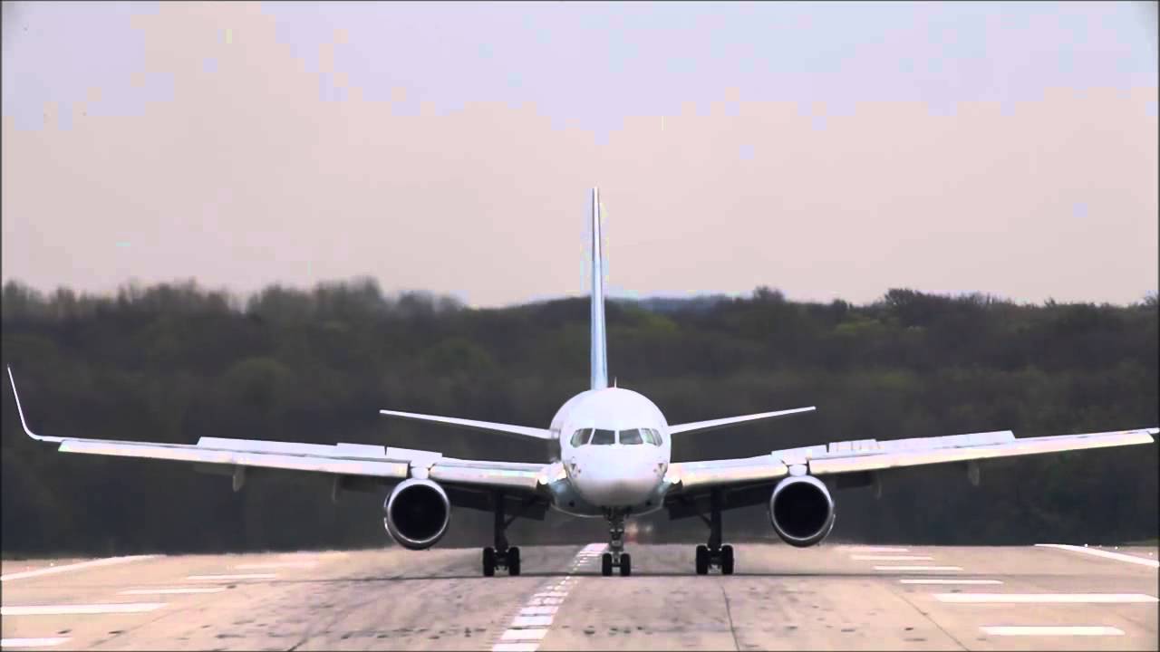 Drifting Condor Boeing 757 crosswind Landing with 3 smokey Touchdown ...