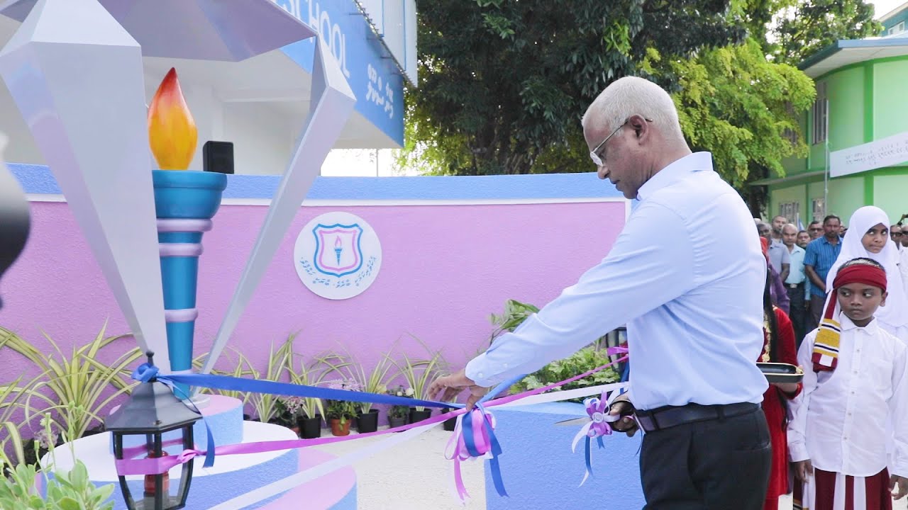 The President unveils Meyna School’s Diamond Jubilee monument - YouTube