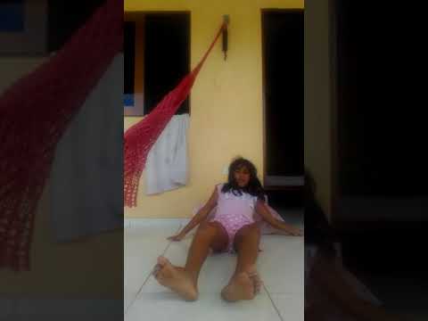 Tipos de criança plantando bananeira