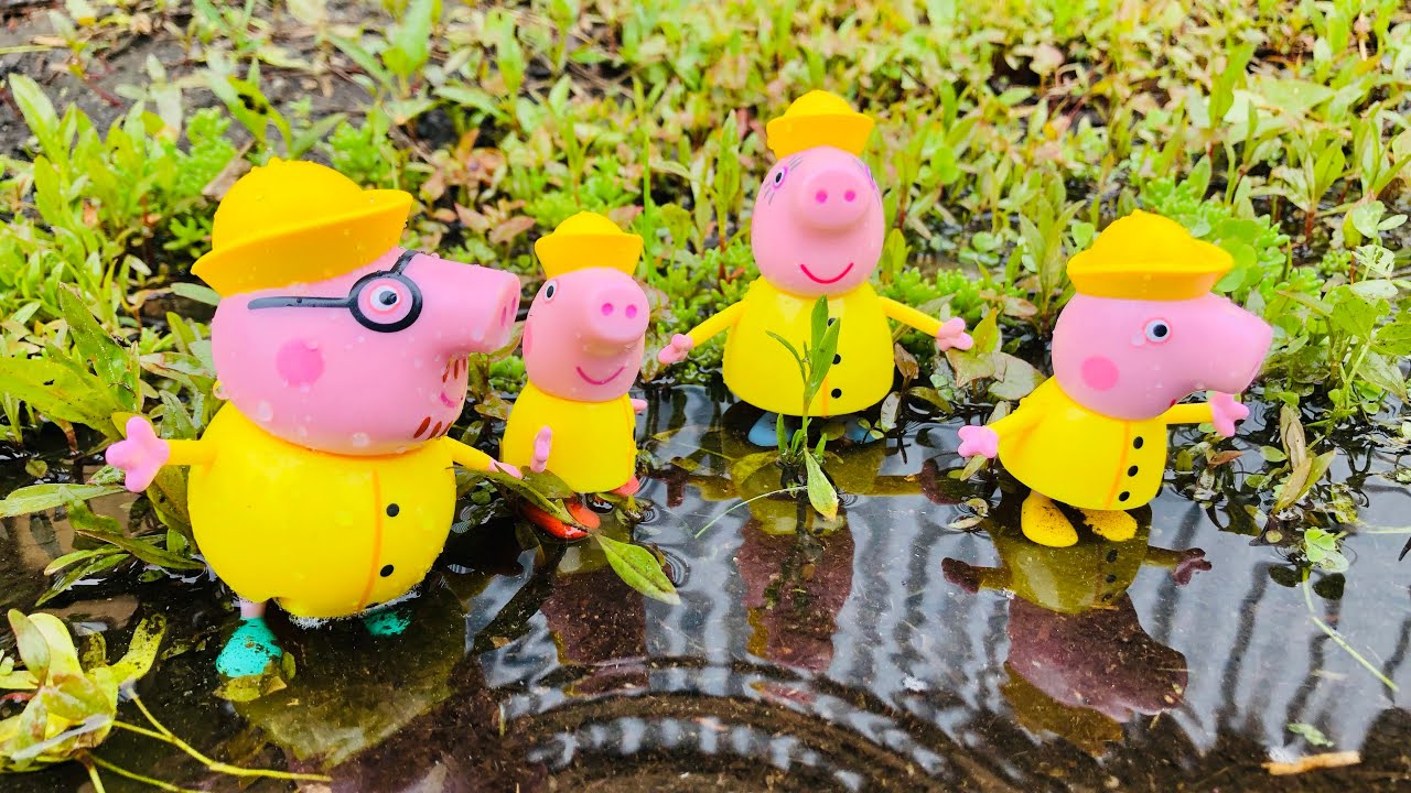 MUDDY PUDDLES Splashing Peppa Pig Figures Sensory Play - YouTube