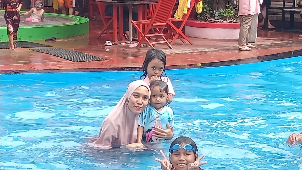 Rame Bangettt suasana di kolam Renang ZAM ZAM pool kuningan - YouTube
