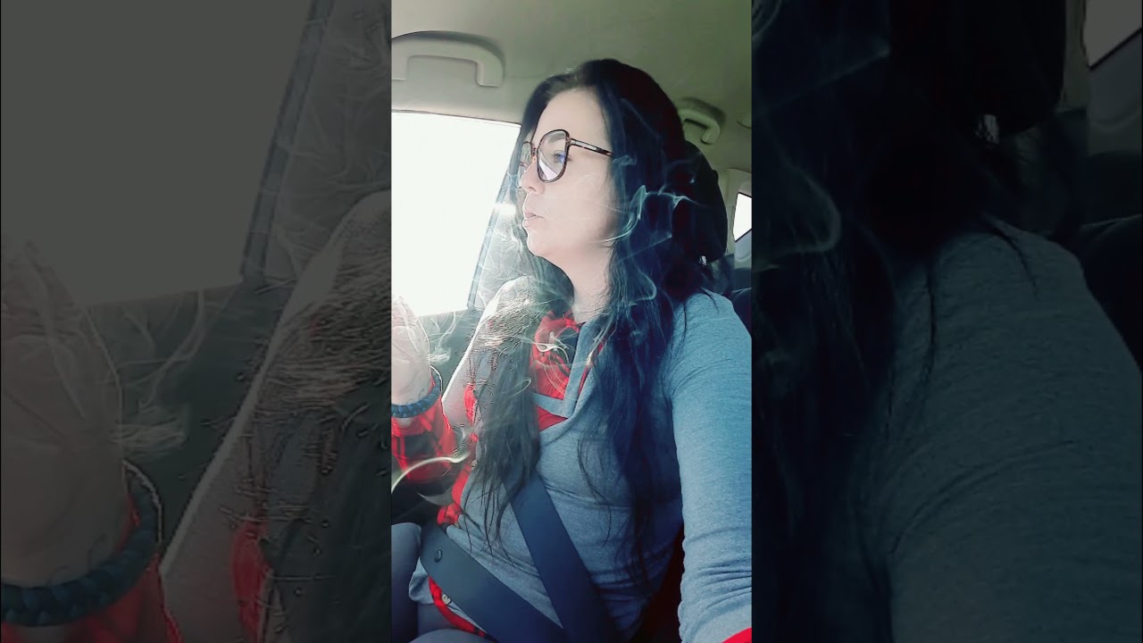 Woman smoking marlboro smooth 100 - YouTube