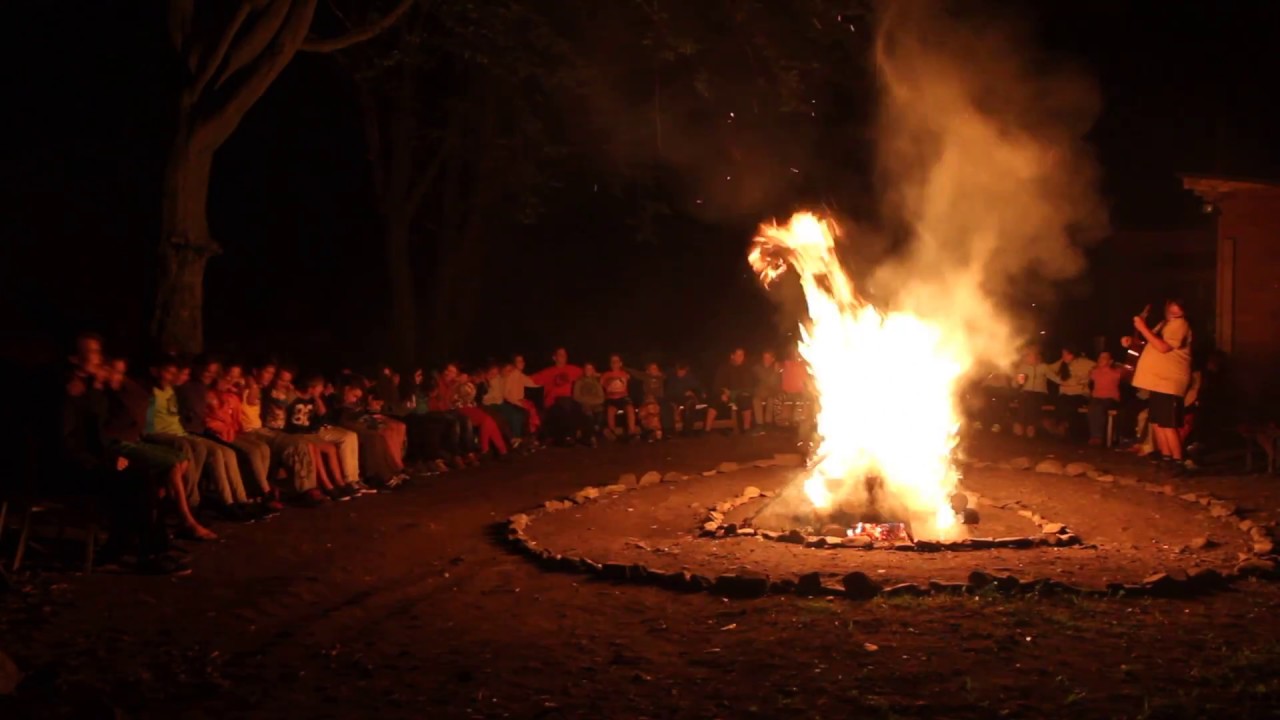 Slavnostní táborák - YouTube