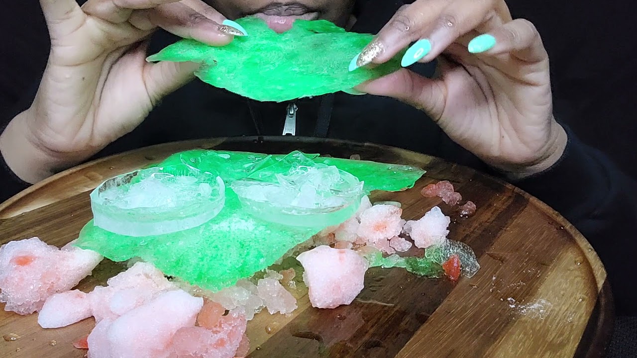 THIN & SOFT POWDERY ICE | VERY CRISPY | VLOGMAS DAY 17 | #iceeating # ...