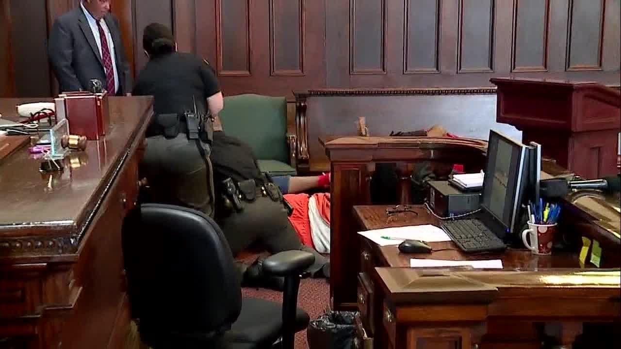 Courtroom fight breaks out at homicide trial Youngstown, Ohio - YouTube
